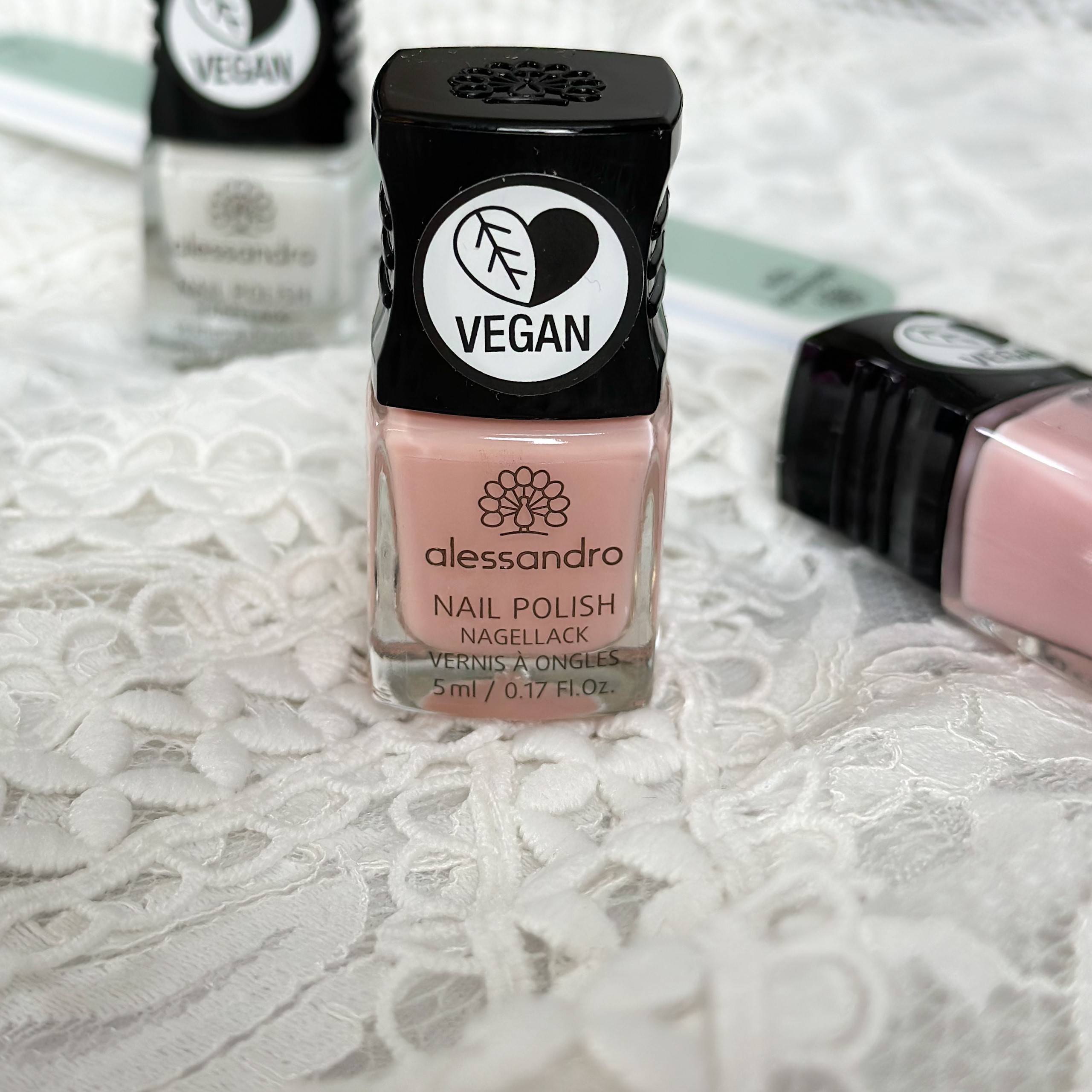 Gepflegte Nägel mit Nagellack von Alessandro – Marie-Theres Schindler ...